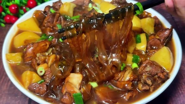鸡肉炖粉条怎么做_鸡肉炖粉条的家常做法-第1张图片-山城妙识