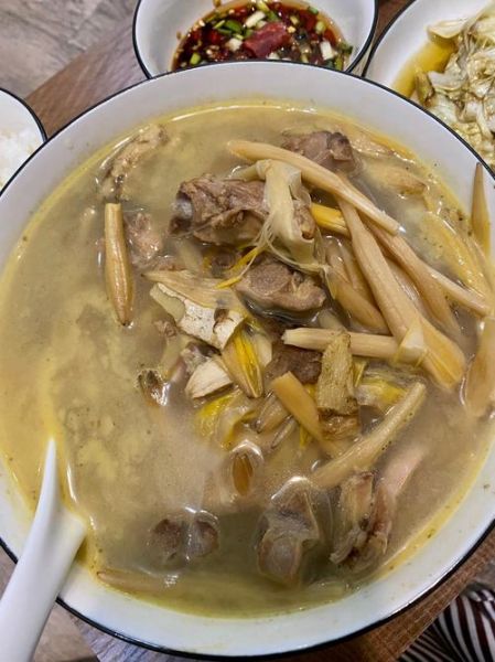 黄花菜和什么煲汤最好_黄花菜煲汤最佳搭配-第1张图片-山城妙识