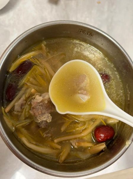 黄花菜和什么煲汤最好_黄花菜煲汤最佳搭配-第2张图片-山城妙识