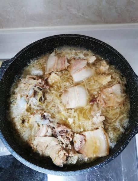 酸菜炖五花肉怎么做好吃_酸菜炖五花肉的做法窍门-第1张图片-山城妙识