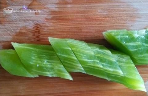 莴笋怎么切成菱形_菱形切法步骤图解-第1张图片-山城妙识