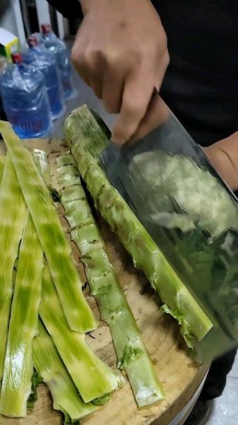 莴笋怎么切成菱形_菱形切法步骤图解-第3张图片-山城妙识