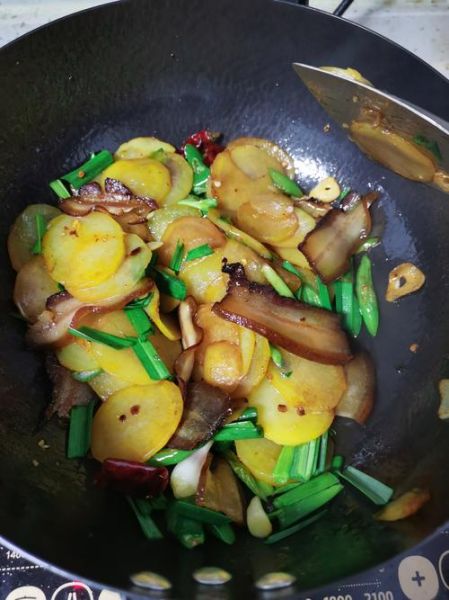腊肉炒什么菜最好吃_腊肉搭配哪些蔬菜最香-第3张图片-山城妙识