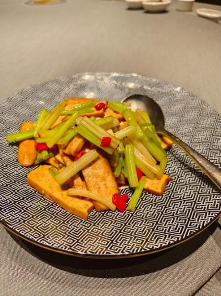 香干炒芹菜怎么做_香干炒芹菜热量高吗-第2张图片-山城妙识