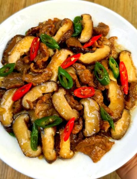 香菇炒肉片怎么做_香菇炒肉片家常做法-第1张图片-山城妙识