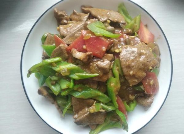 青椒炒猪肝怎么炒才嫩_猪肝去腥焯水还是腌制-第3张图片-山城妙识