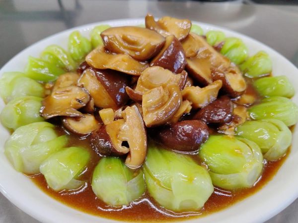 香菇油菜怎么炒好吃_家常香菇油菜的做法大全-第1张图片-山城妙识