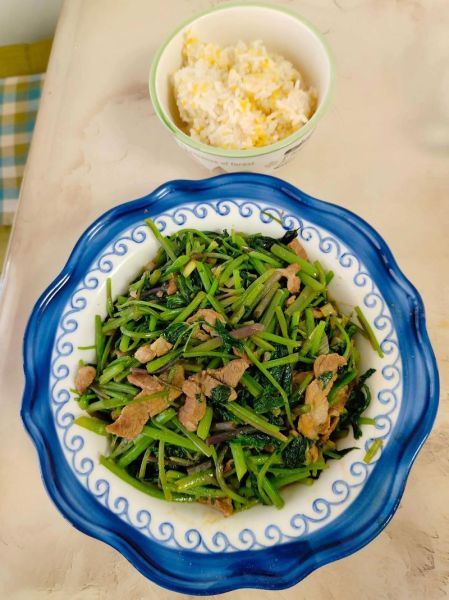 袋装山野菜炒肉怎么做_袋装山野菜炒肉需要焯水吗-第1张图片-山城妙识