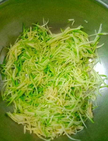 西葫芦素饺子馅怎么调好吃_西葫芦素饺子馅做法大全-第2张图片-山城妙识