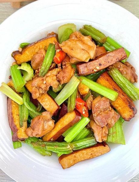 香芹豆干肉丝怎么炒_香芹豆干肉丝做法步骤-第1张图片-山城妙识