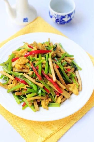 芹菜炒鸡蛋干怎么炒_芹菜炒鸡蛋干需要焯水吗-第2张图片-山城妙识