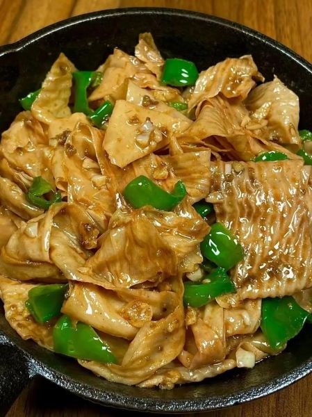 青椒炒肉皮怎么做_肉皮炒青椒先焯水还是先炒-第1张图片-山城妙识