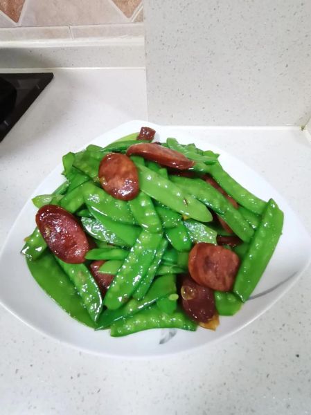 腊肠炒荷兰豆怎么炒好吃_腊肠炒荷兰豆要不要焯水-第1张图片-山城妙识