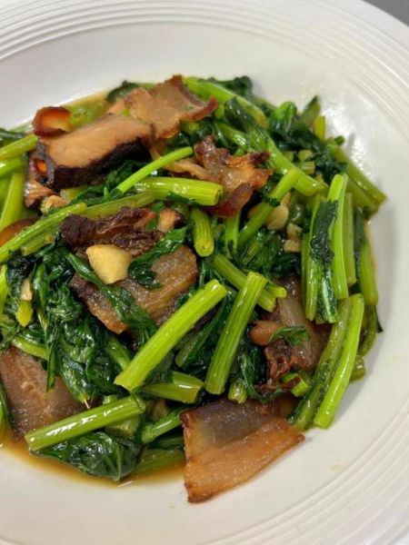 茼蒿炒肉丝怎么做_茼蒿炒肉丝用焯水吗-第1张图片-山城妙识