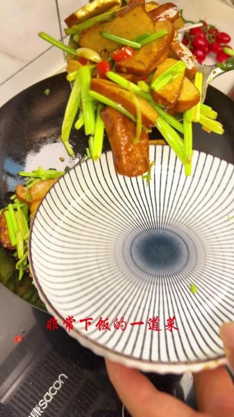 芹菜炒香干怎么炒才好吃_芹菜炒香干需要焯水吗-第2张图片-山城妙识