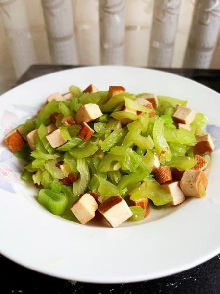 香芹炒豆干怎么做_香芹炒豆干用焯水吗-第2张图片-山城妙识