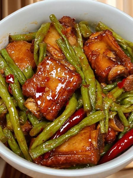 红烧排骨炖豆角的家常做法_怎么炖才入味-第1张图片-山城妙识