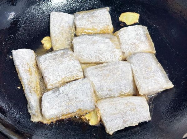 红烧带鱼怎么做好吃_红烧带鱼的做法步骤窍门-第2张图片-山城妙识