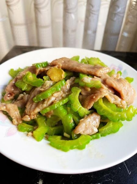 肉炒苦瓜怎么炒才不苦_苦瓜炒肉先炒哪个-第1张图片-山城妙识