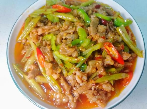 芹菜炒肉丝怎么炒才嫩_家常芹菜炒肉丝做法-第1张图片-山城妙识
