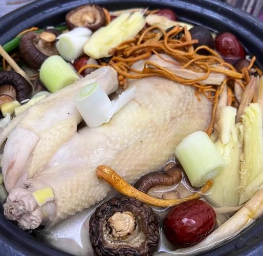 电饭煲冬菇焖鸡怎么做_冬菇焖鸡用干菇还是鲜菇-第1张图片-山城妙识