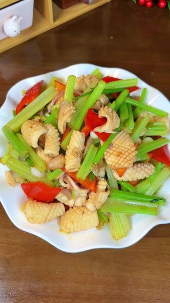 鱿鱼炒芹菜怎么做_鱿鱼炒芹菜热量高吗-第1张图片-山城妙识 鱿鱼炒芹菜怎么做_鱿鱼炒芹菜热量高吗-第1张图片-山城妙识