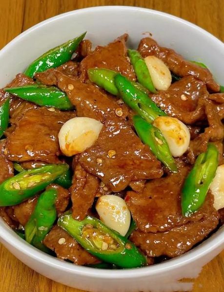 青蒜炒牛肉怎么炒才嫩_青蒜炒牛肉用什么部位-第2张图片-山城妙识