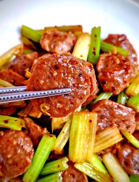 芹菜炒牛肉丸怎么做_芹菜炒牛肉丸热量高吗-第1张图片-山城妙识