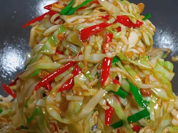 圆白菜炒肉丝怎么炒才脆_圆白菜炒肉丝用焯水吗-第1张图片-山城妙识