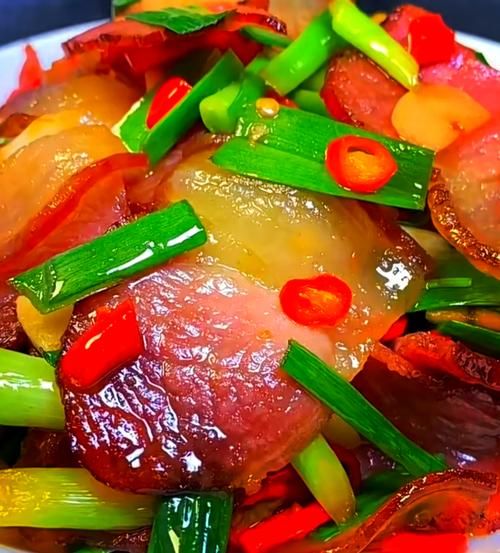 蒜苗炒腊肉怎么炒才香_腊肉炒蒜苗要不要焯水-第1张图片-山城妙识
