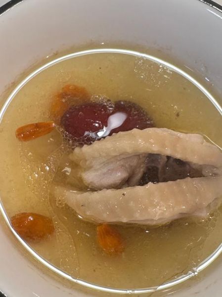 鸡肉炖汤加什么食材好_鸡肉炖汤搭配推荐-第1张图片-山城妙识