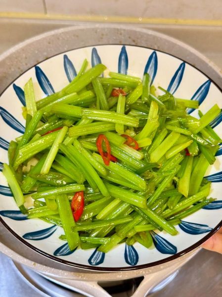 素炒芹菜怎么炒好吃_家常素炒芹菜做法-第1张图片-山城妙识