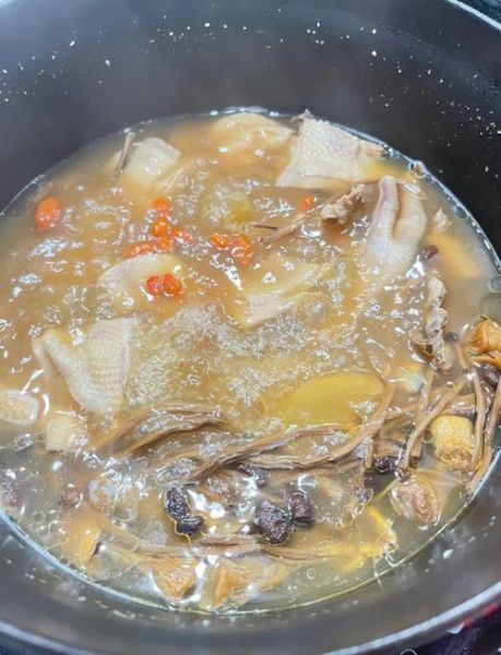 鸡肉松茸煲汤怎么做_松茸鸡汤要煲多久-第1张图片-山城妙识