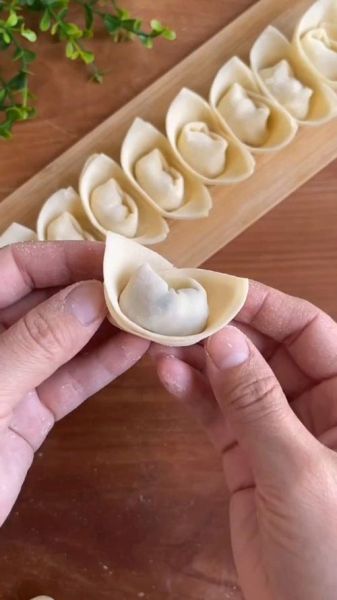 三角抄手怎么包_三角抄手包法图解-第1张图片-山城妙识