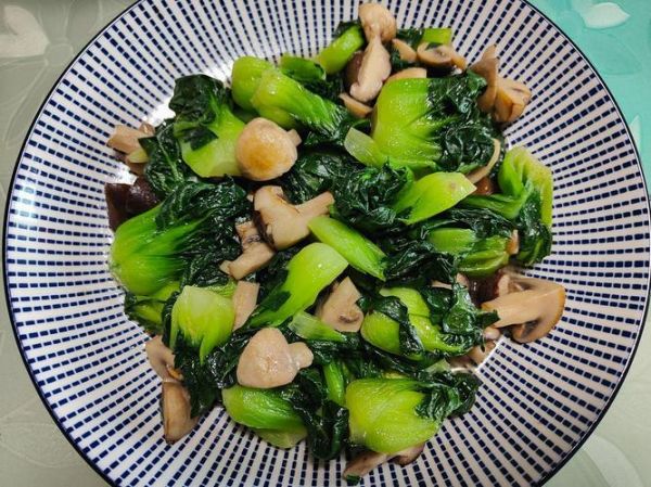 小青菜炒香菇怎么做_小青菜炒香菇需要焯水吗-第1张图片-山城妙识