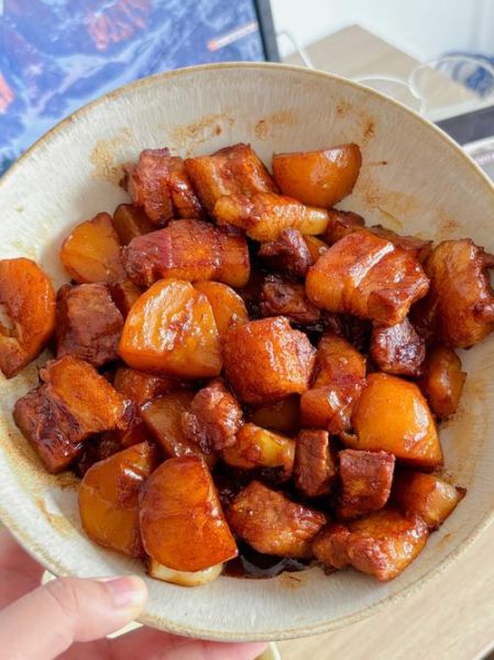 红烧肉土豆怎么做_红烧肉土豆做法步骤-第1张图片-山城妙识