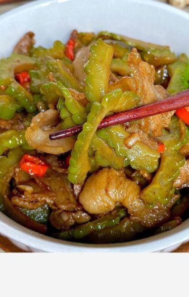 苦瓜怎么炒肉好吃又简单_苦瓜炒肉不苦的小窍门-第1张图片-山城妙识