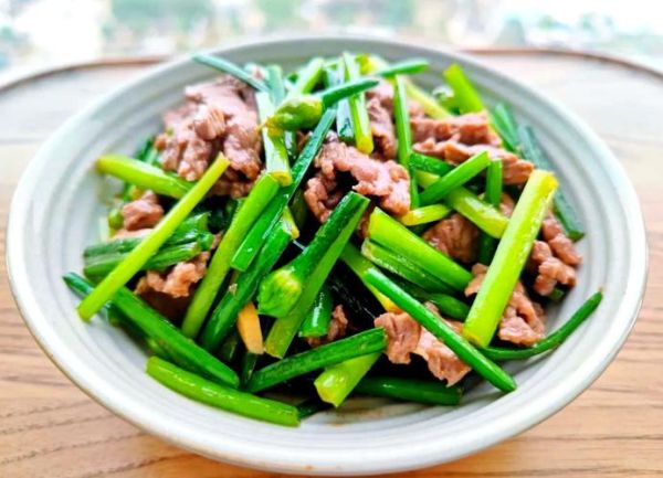 韭苔炒肉怎么做_韭苔炒肉先炒肉还是先炒韭苔-第1张图片-山城妙识