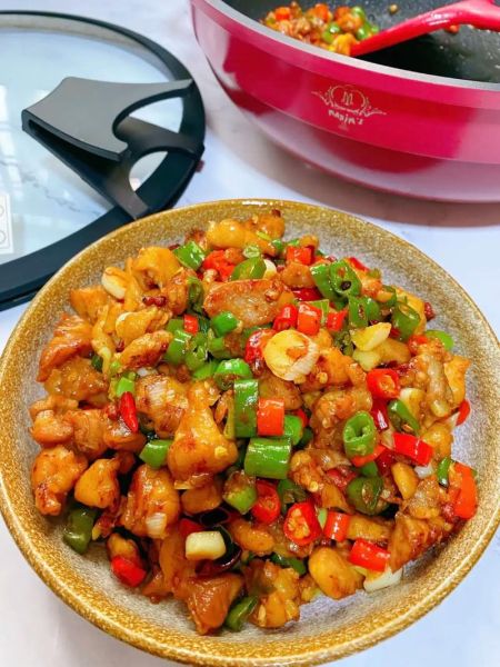青椒辣子鸡丁怎么做_辣子鸡丁为什么用青椒-第1张图片-山城妙识