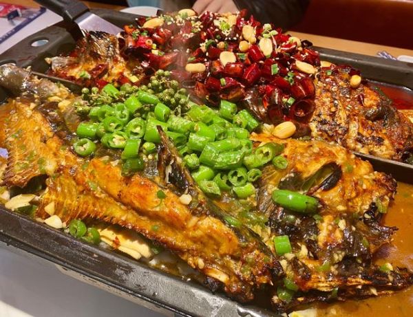烤鱼图片真实饭桌照_烤鱼怎么摆盘好看-第1张图片-山城妙识