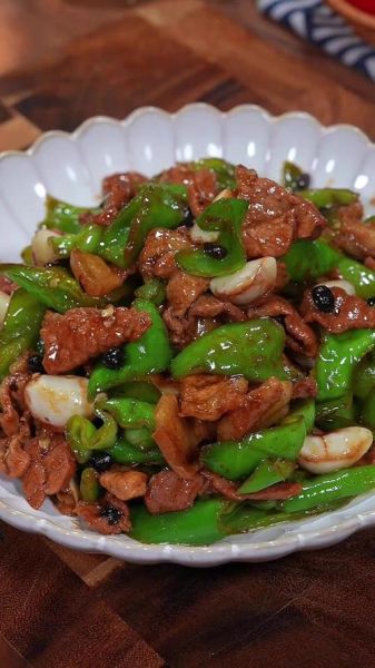 青椒炒肉用什么青椒比较好_哪种青椒炒肉更香-第1张图片-山城妙识