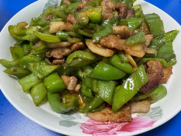 青椒炒肉用什么青椒比较好_哪种青椒炒肉更香-第2张图片-山城妙识