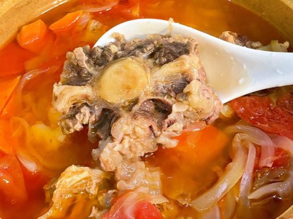 西红柿牛尾汤怎么炖好喝_西红柿牛尾汤去腥技巧-第3张图片-山城妙识