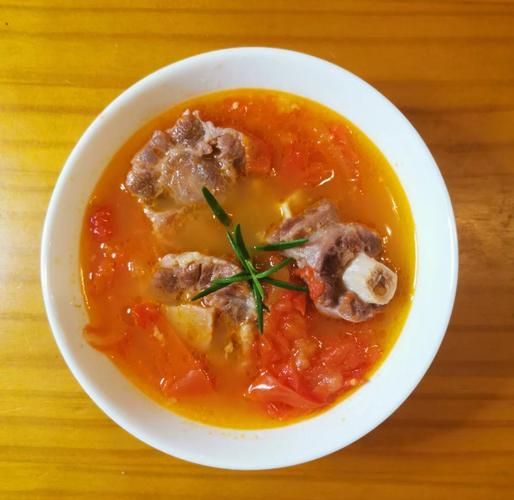 西红柿牛尾汤怎么炖好喝_西红柿牛尾汤去腥技巧-第1张图片-山城妙识