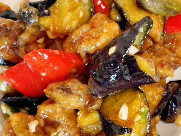 老式肉段烧茄子怎么做_老式肉段烧茄子为什么先炸后炖-第1张图片-山城妙识