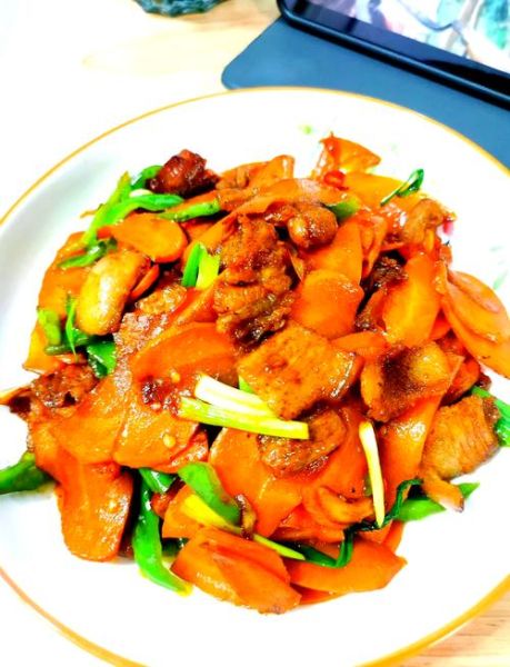 胡萝卜片炒肉怎么做_胡萝卜片炒肉家常做法-第3张图片-山城妙识