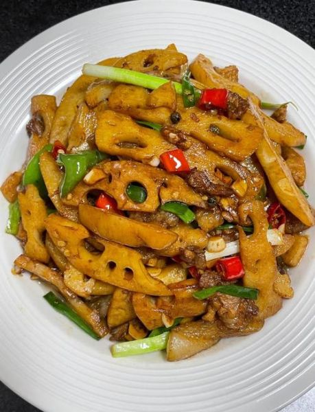 莲藕片炒肉怎么做好吃_莲藕片炒肉的家常做法-第1张图片-山城妙识