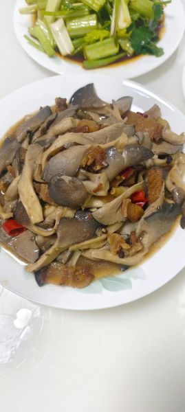 蘑菇炒肉怎么炒好吃_蘑菇炒肉做法视频详细步骤-第1张图片-山城妙识
