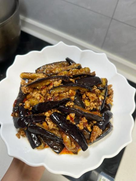 猪肉炒茄子怎么做好吃_茄子炒肉简单又下饭的做法-第1张图片-山城妙识