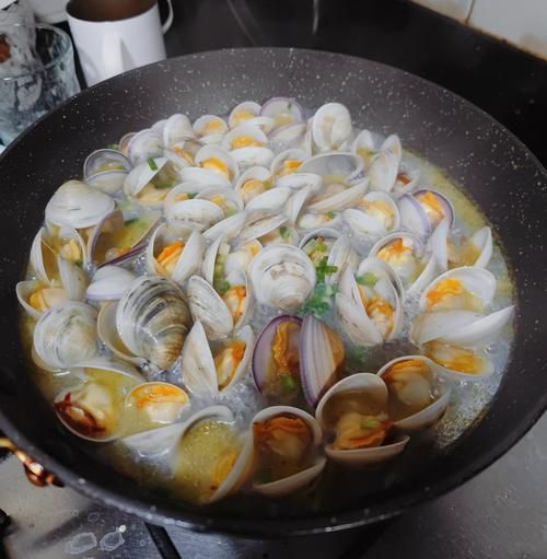 鲜蛤蜊怎么清洗_鲜蛤蜊蒸多久才开口-第1张图片-山城妙识